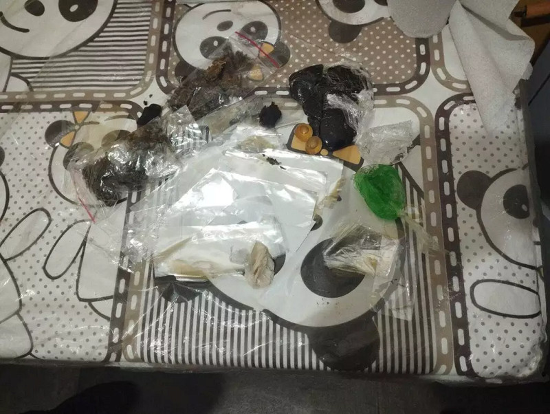 Flagrada com drogas escondidas no sutiã, visitante é presa ao tentar ...